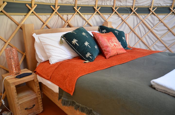 Walnut Yurt Glampsite With Private Hot Tub - Burghley House