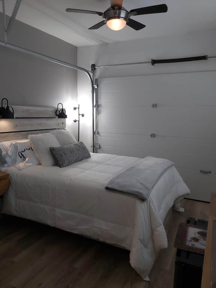 Guest Suite, With Private Entrance. - Gibsons