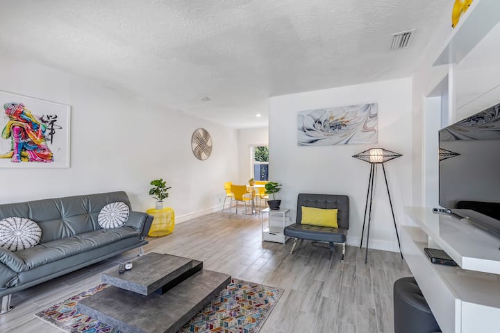 Sunshine & Bluesky- Unit 2  / Modern 2 Bedroom Gem - Fort Lauderdale