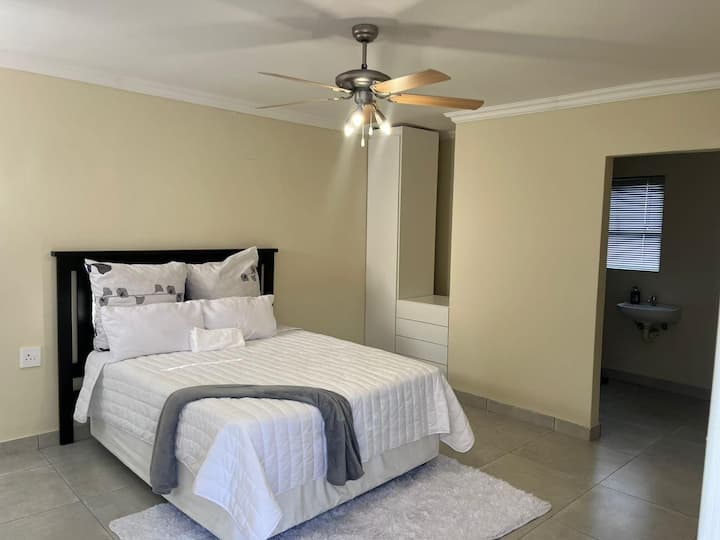 Adorable Almost Studio With 0,5 Bathroom. - Centurion