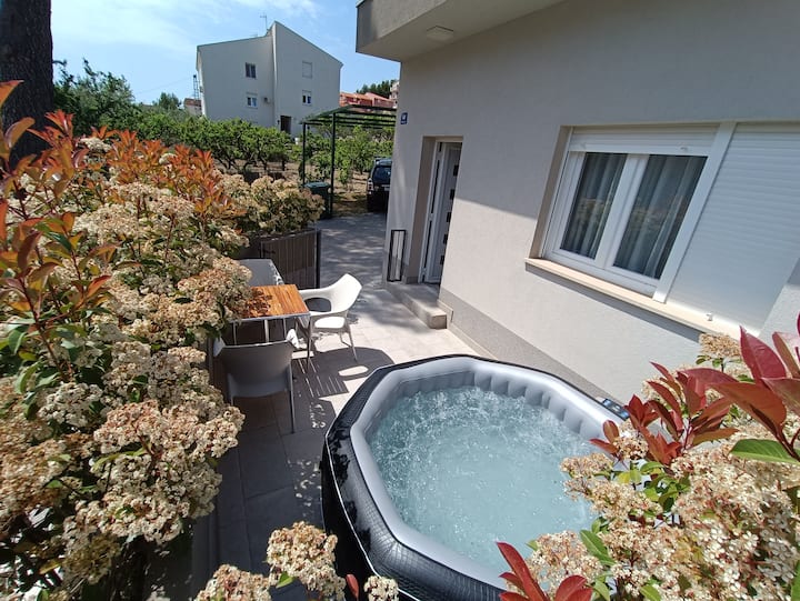 Relax House With Massage Bathtub - Podstrana