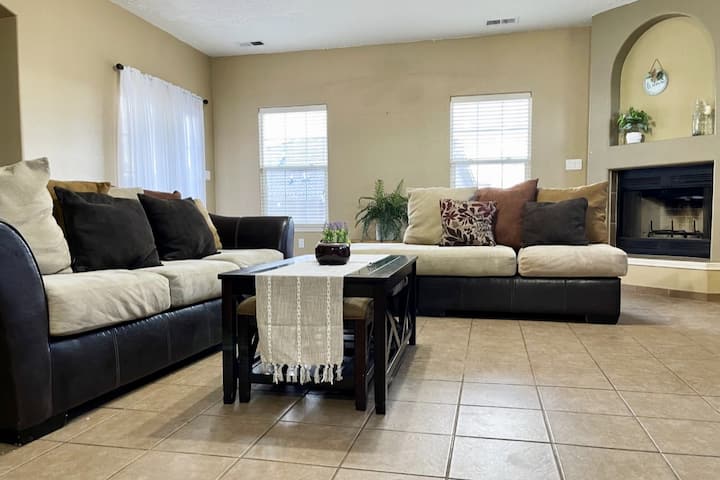 Entire Home: Mountain & City View 4 Beds 2.5 Bath - Rio Rancho, NM