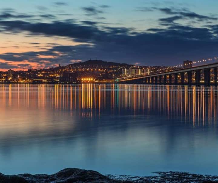 Central 2 Bedroom Apartment With River View - Dundee