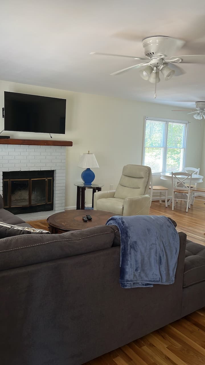 Cheerful Coastal Farmhouse! - Wrightsville Beach, NC