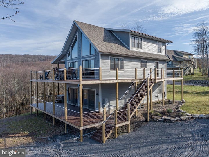 Chalet Retreat: Stunning Mountain Views, Hot Tub - Deep Creek Lake, MD