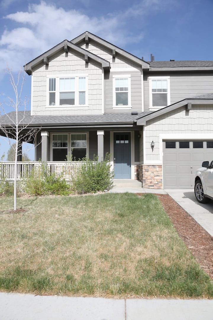 Sunlit 5 Bedroom Family Home With Spacious Kitchen - Erie, CO