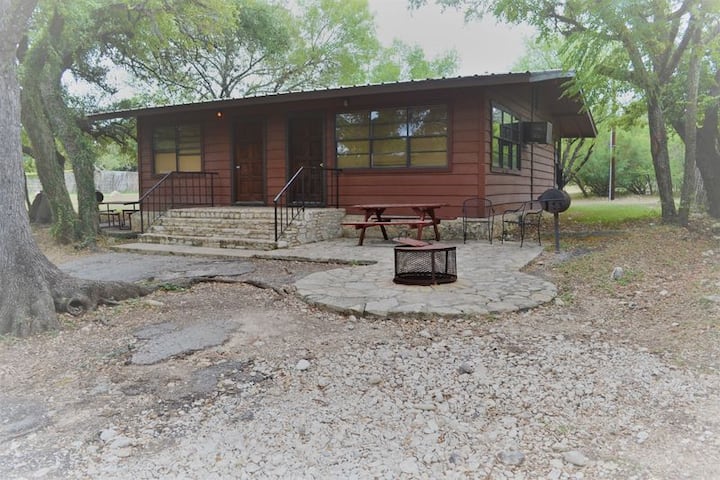Neal's Lodges Cabin 10a - Concan, TX