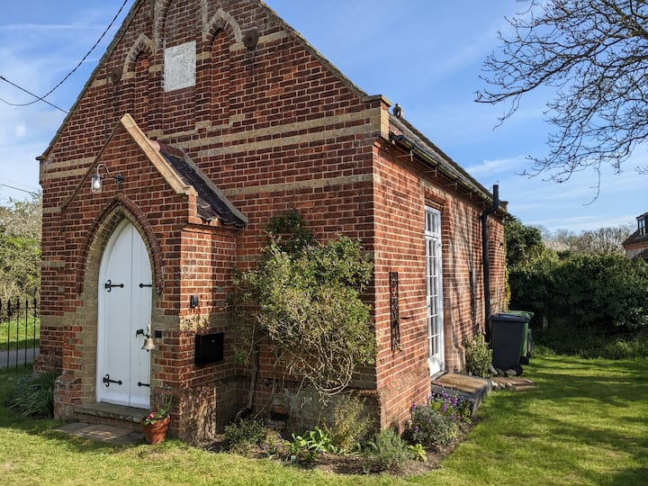 Charming Converted Two Bedroom Chapel - Blakeney