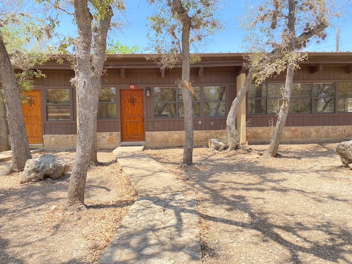 Neal's Lodges Cabin 18 - Concan, TX