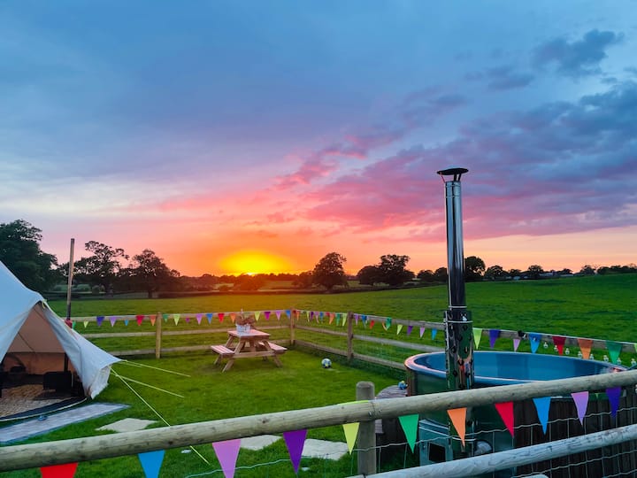 Delightful 1 Bedroom Tent With Stove And Hot Tub - Cheshire