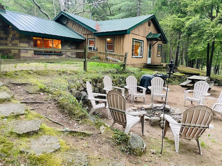 Cabin On A Lake With Cozy Vintage Vibes (Sleeps 8) - Irons, MI