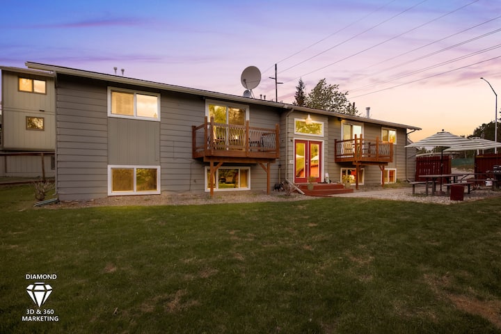 Water Front ➡️Creek Side➡️entire 4plex➡️sleeps 16 - University Lake, Anchorage
