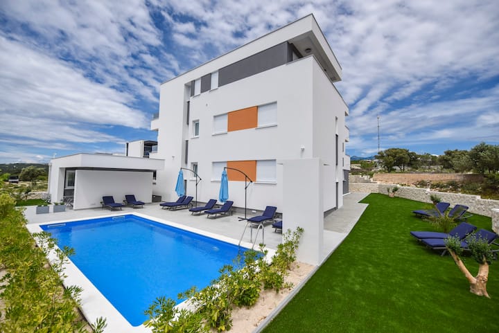 Apartments For 10 With Pool Near The Beach - Novalja