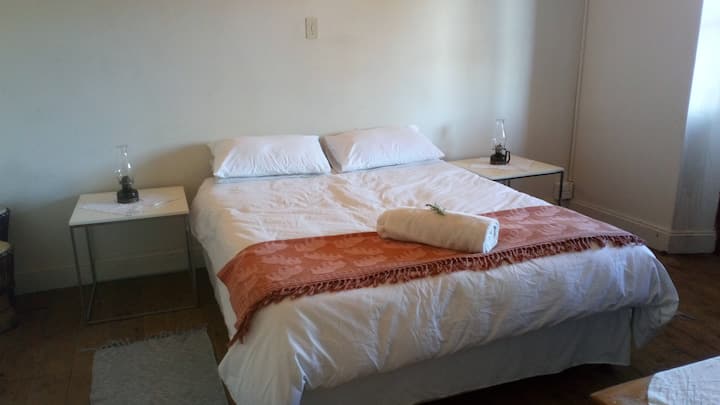 Private Double Room In 1835 Farm Style Home! - Hopefield