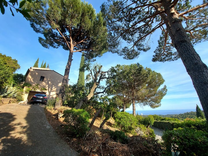 Villa - Vue Sur Mer
6 Personnes 3 Chambres - Rayol-Canadel-sur-Mer