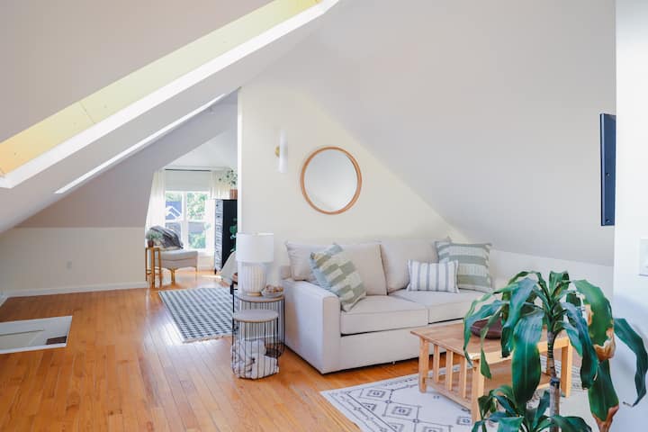 Bright & Sunny Apartment With Patio - Portland, ME