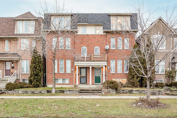 Contemporary 5 Bedroom Home In Central Toronto - Toronto