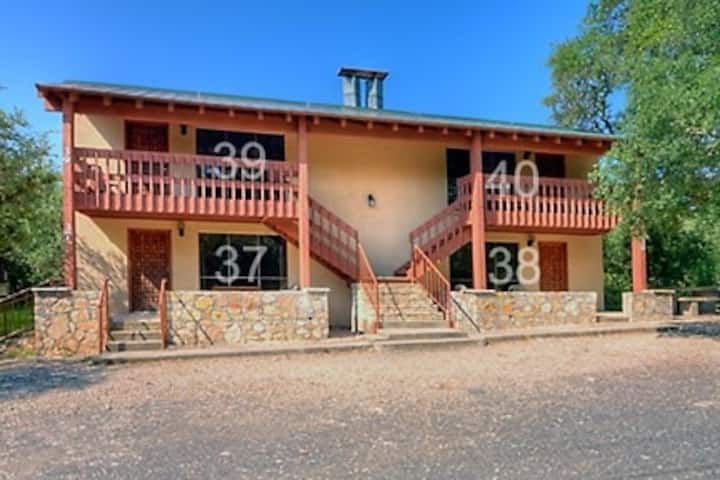 Neal's Lodges Cabin 40 - Concan, TX