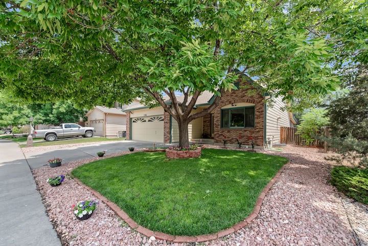1500sq Ft, W/kitchenette, Private Bath Living Room - Longmont, CO
