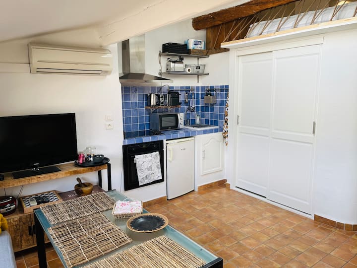 Studio Avec Mezzanine, Canapé Lit. - Grimaud