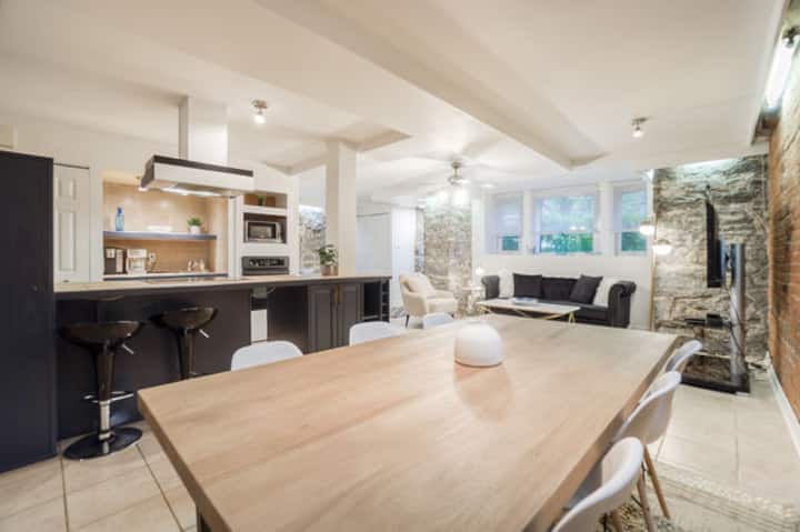 Rustic & Chic 2 Bedroom Condo 5 Min To Downtown - Montreal