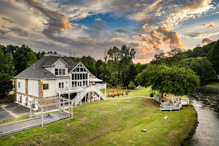 Luxury Toccoa Riverfront Retreat - Sleeps 16 - Blue Ridge, GA