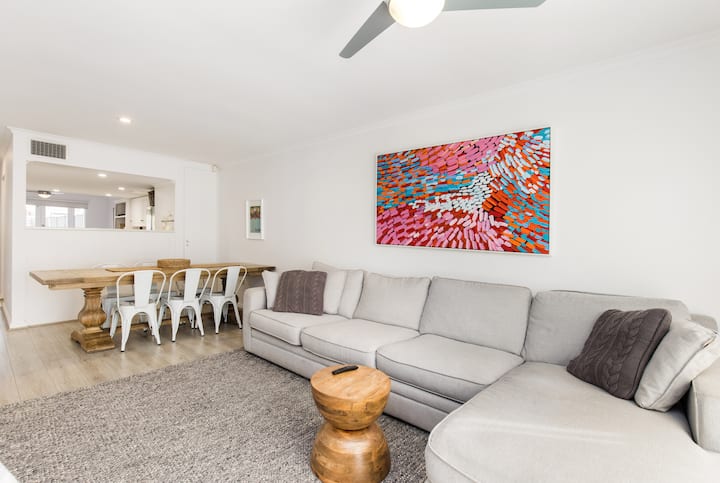 Modern And Convenient Home With Ample Amenities - Adelaide