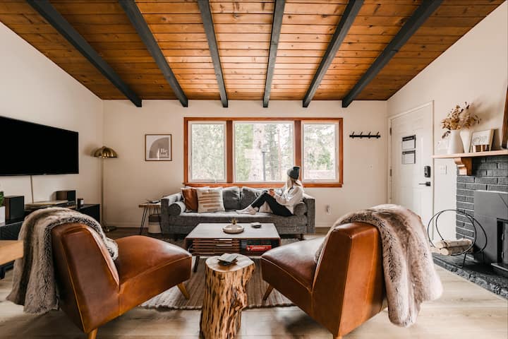Trendy Cabin W/ Hot Tub, Fire Pit, & Sledding Hill - Big Bear Lake, CA