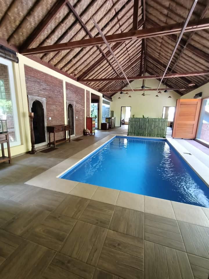 Villa King: Holiday Home With Indoor Swimming Pool - Seraya