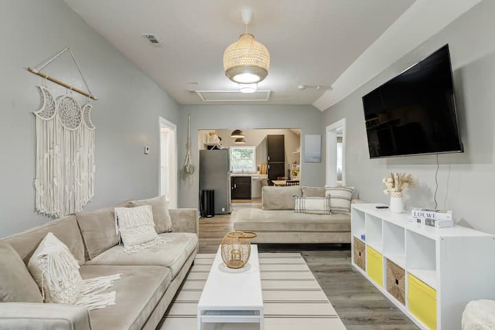 Crown House- Cozy 3br ☀King Bed☀ Walking Trail - Longview Lake, MO