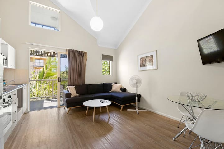 Two Bedroom Loft Style Unit With Pool & Parking - Brisbane