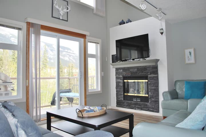 Lovely Penthouse With Unobstructed Mountain Views - Canmore