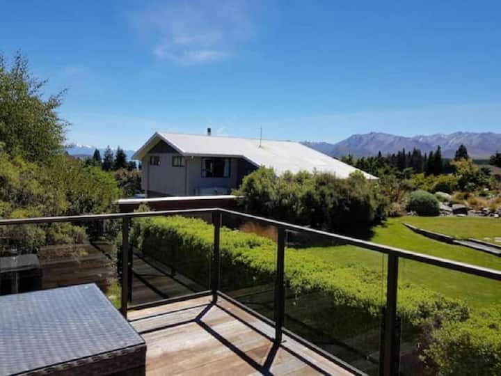Mountain Views On Murray - Lake Tekapo, New Zealand