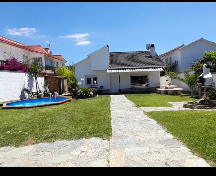 Casa-chalet Con Amplio Jardín Y Piscina - O Grove
