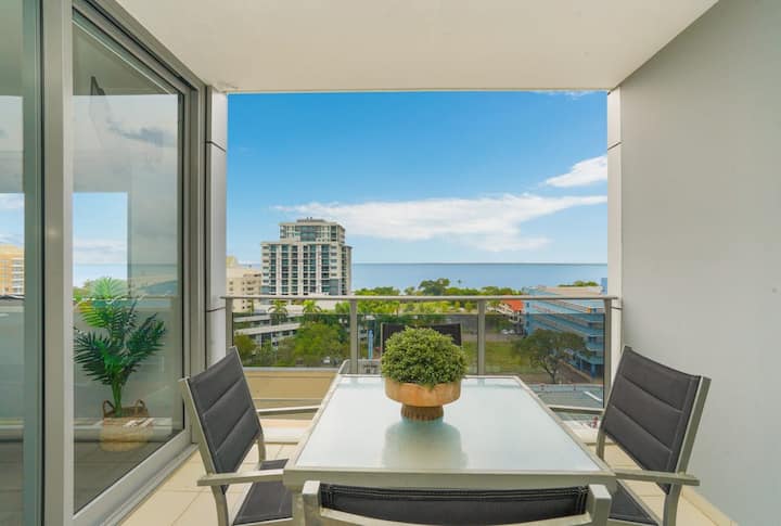 Large 11th Floor City Apartment - Sea Views - Darwin