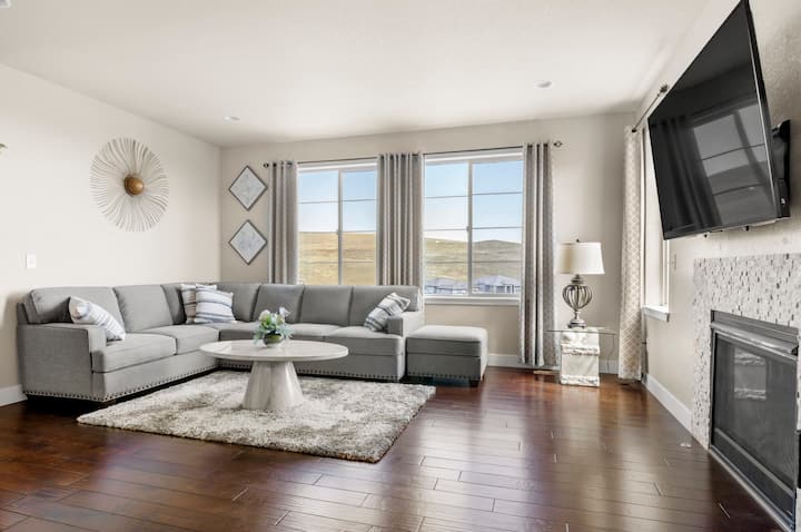 Relaxing Foothills Retreat In Gorgeous Modern Home - Arvada, CO