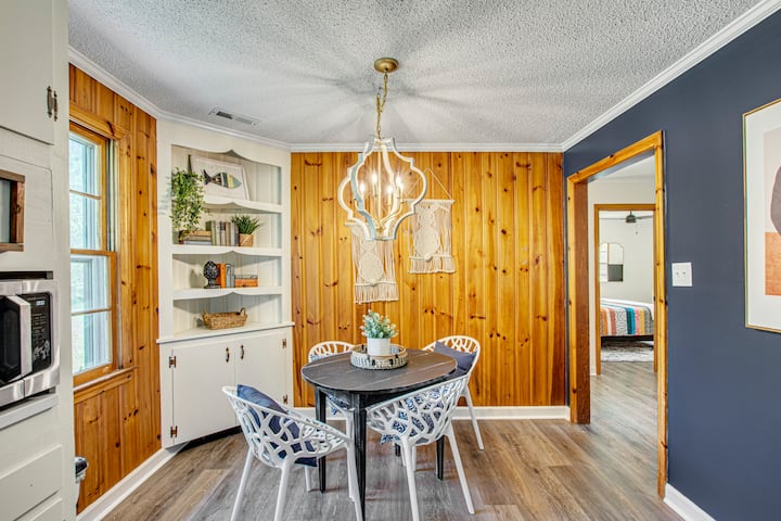 Spacious 2 Bedroom Boho-chic Inspired Cottage - Summerville