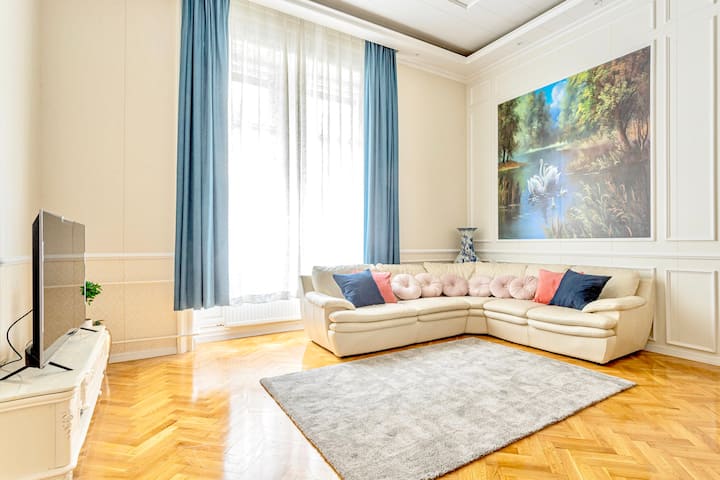 Luxury Central Home @Fashion Street 3bdr+2bath+ac - Budapest