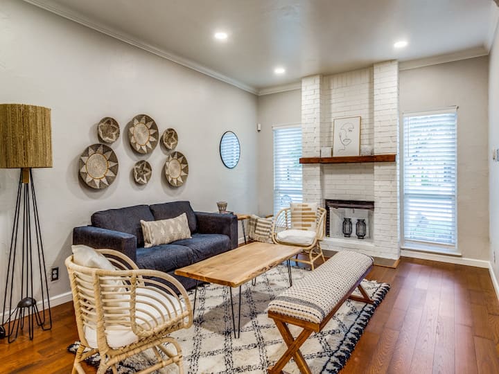 Cheerful Bohemian Retreat - 2 Bedroom Townhouse - Dallas, TX