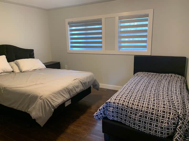 Small Independent 2br, 1bth House With Front Yard. - Calgary