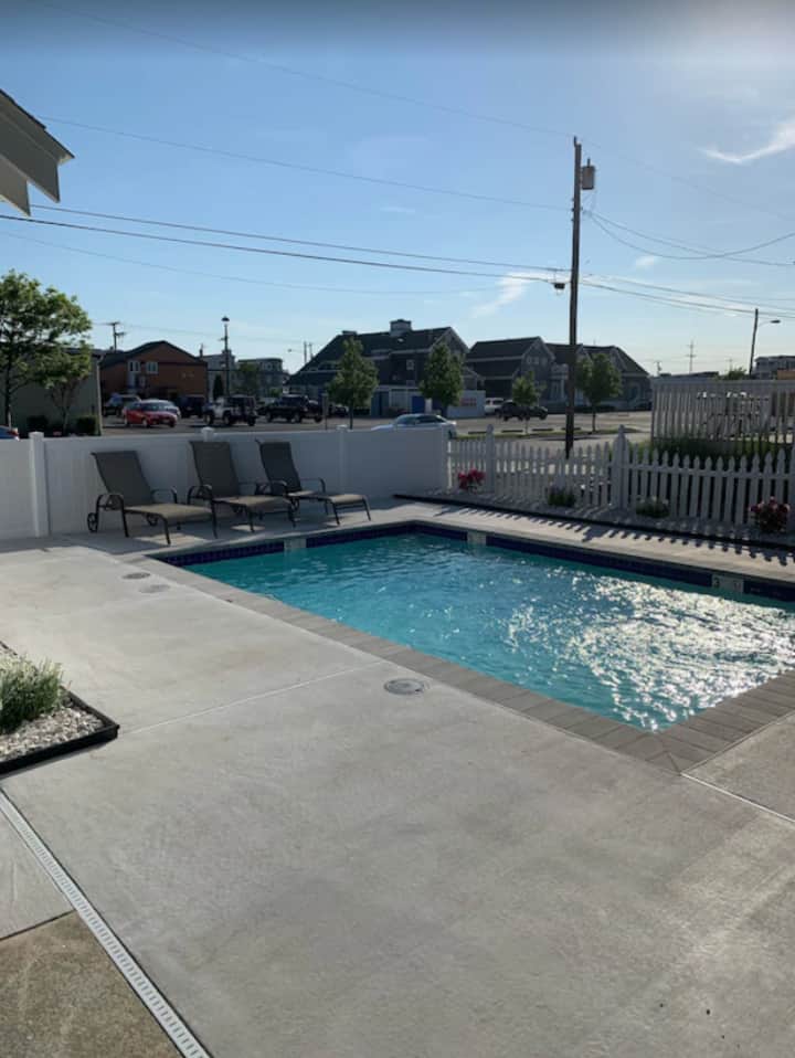 Ocean Breeze Retreat, Heated Pool, Right Downtown! - Avalon, NJ