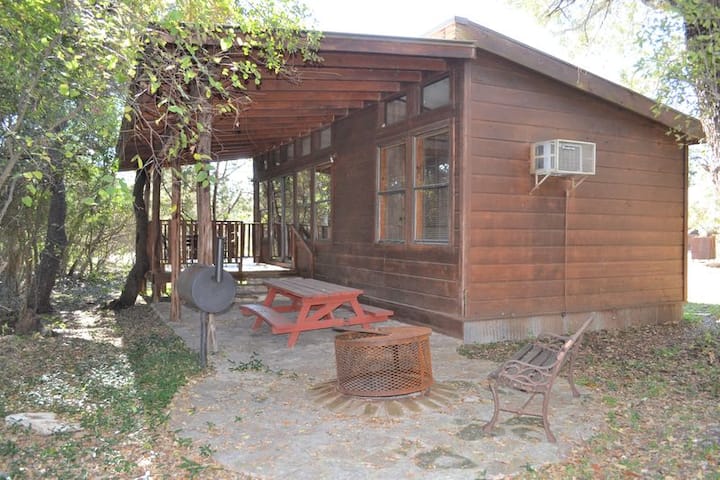 Neal's Lodges Cabin 52 - Concan, TX