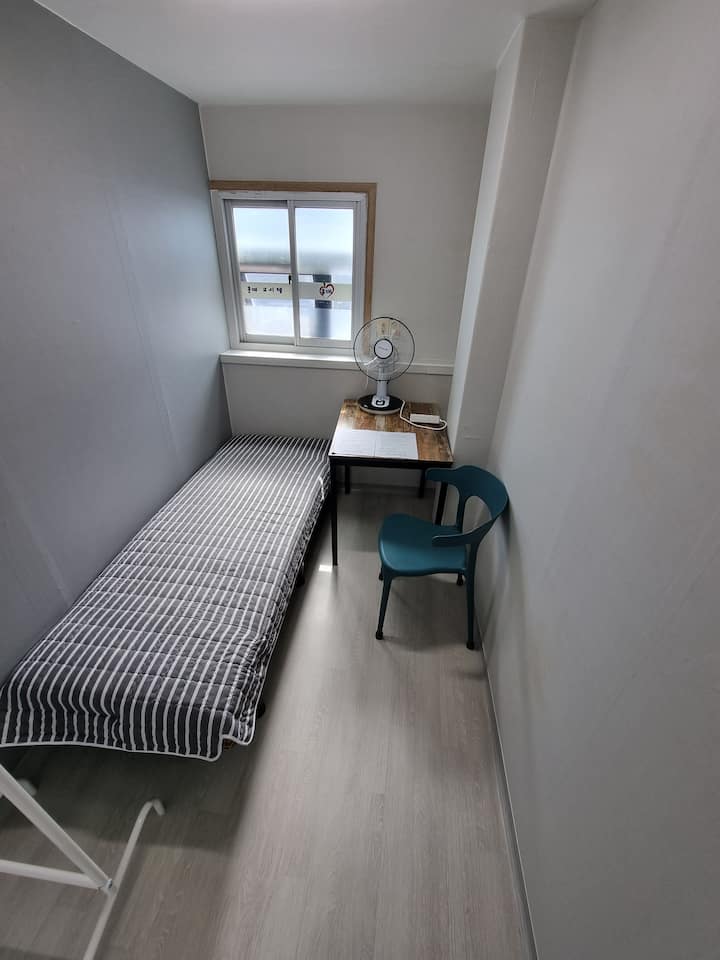 14 홍대 - Main Street - A Small Private Room - Seoul