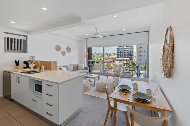 Peaceful One Bedroom Residence With Parking - Brisbane