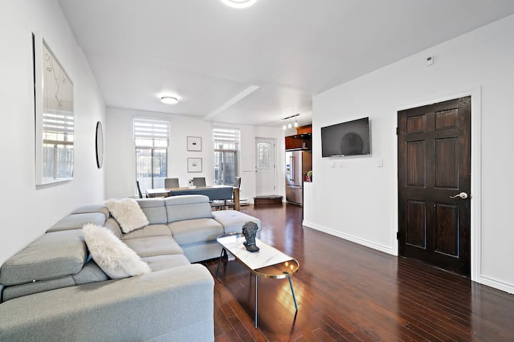 Montreal 3br 2bath 3-patios -Saint-denis -Sleeps16 - Laval, Quebec, Canadà