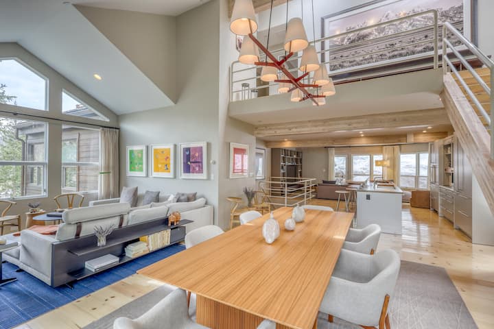 Modern Vail Village Ski-in Ski-out Townhome - Vail, CO