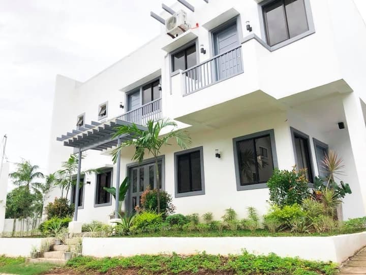 Elegantly Presented Spacious 3 Bedroom House - Antipolo