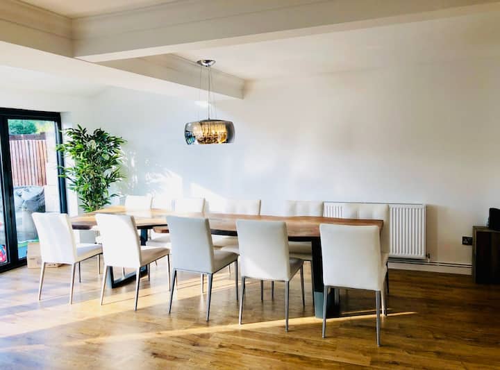Modern 5 Bedroom Detached Home & Hot Tub In Poole! - Bournemouth