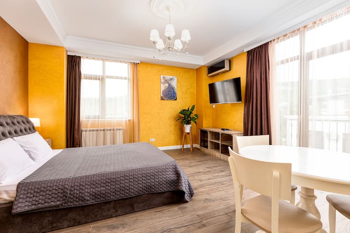 Tata's 3 Bedroom City Center Apartment With View - Tbilisi