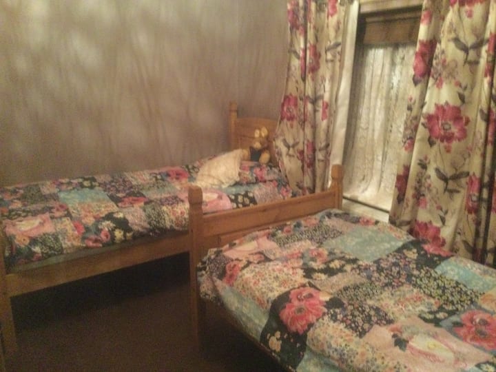 Cosy Twin Room (Single/ Share) - Harrogate